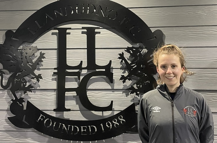 Llandudno sign the versatile Hannah Smith - Grassroots North Wales ...